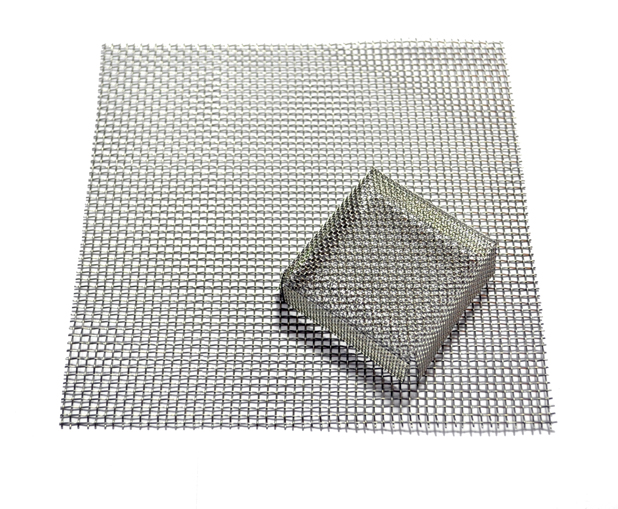 Stainless steel net with protection for stovetop firing